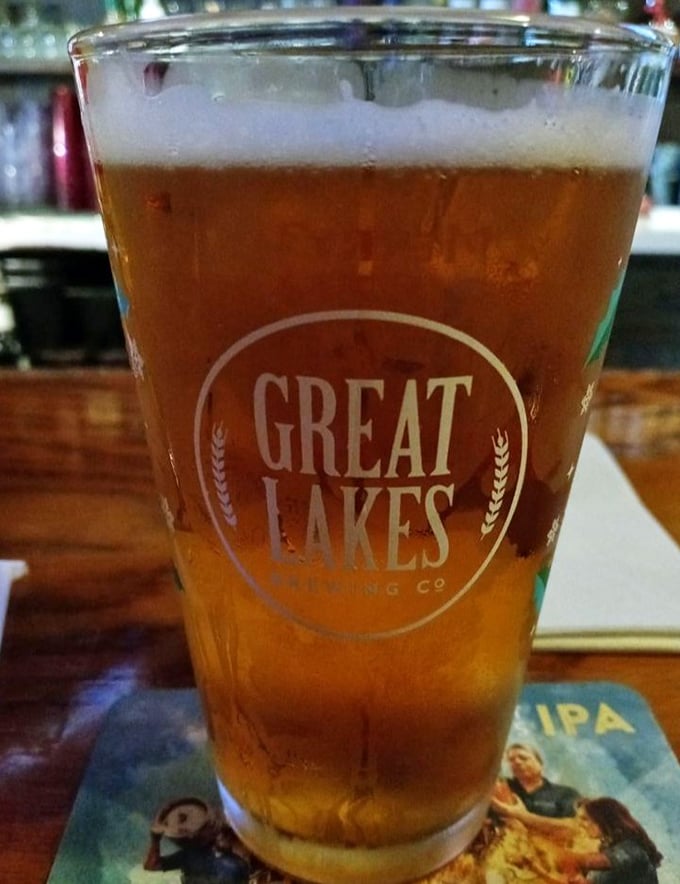 Nothing complements a hearty meal like a cold Great Lakes brew. This golden glass practically whispers "Cincinnati afternoon."