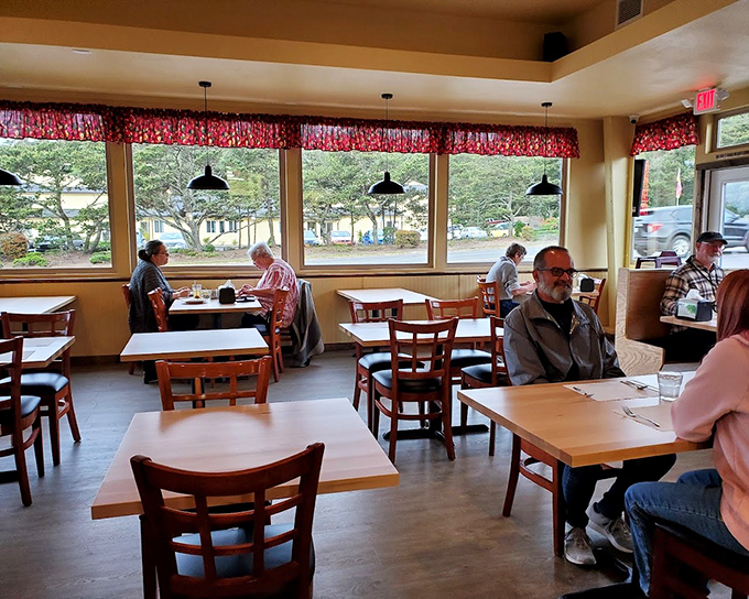 The dining room buzzes with conversation and the sounds of serious breakfast business being conducted.