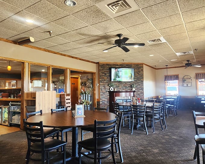 The dining area balances community and personal space with that uniquely Midwestern efficiency&mdash;not too close, not too far apart.