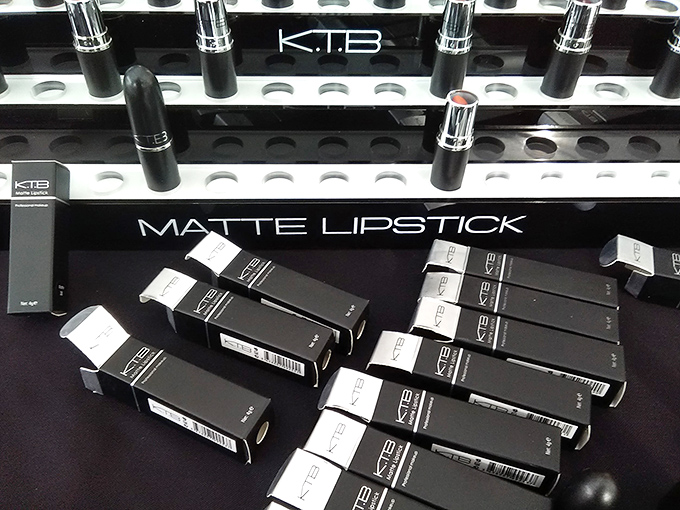 Lipstick army standing at attention, ready for deployment. These brand-name beauties somehow escaped the department store to offer themselves at Roadium prices.