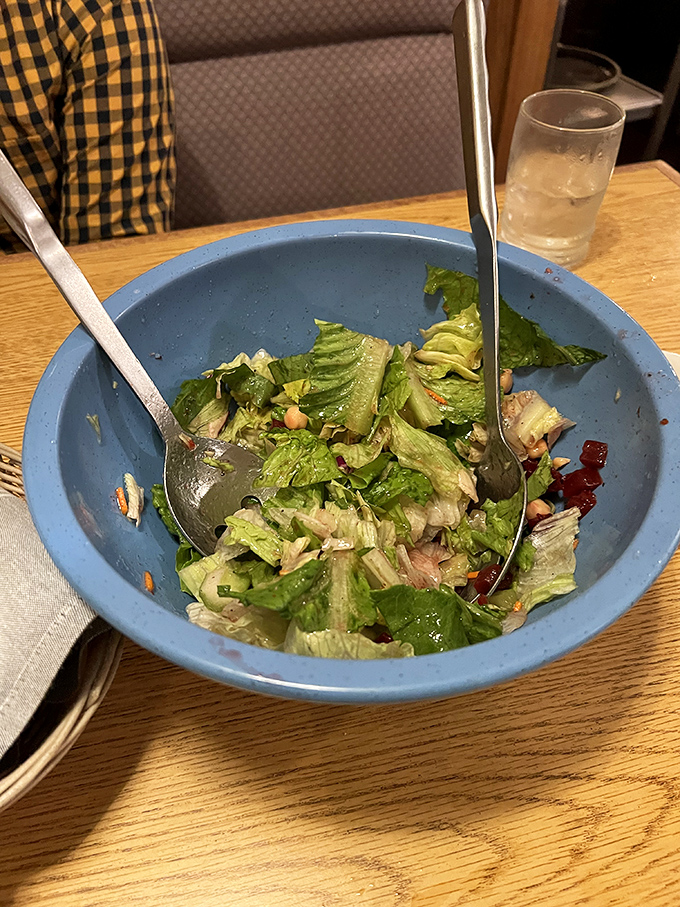 A simple salad that knows its role – the opening act that refreshes the palate without stealing the headliner's thunder.