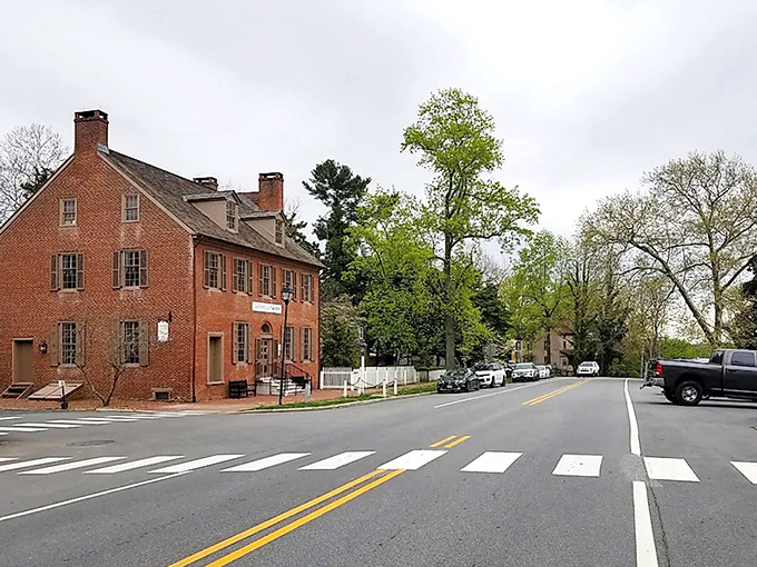 Lorenzo's Pizza occupies a classic white colonial building, proving that even in a historic town, a good slice is timeless.
