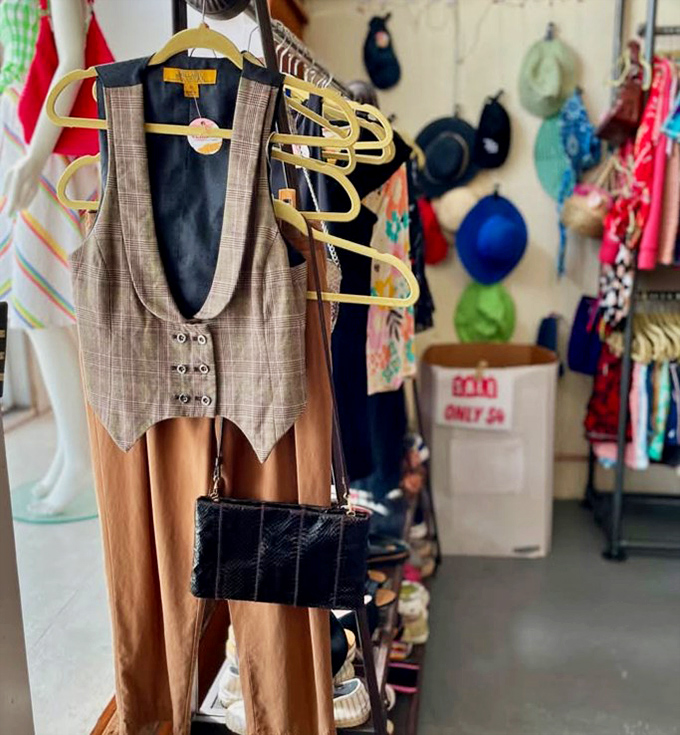 That tailored vest paired with flowing pants creates the perfect balance between structure and comfort—business on top, vacation on bottom.