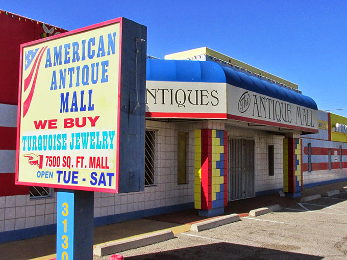Stars, stripes, and treasures! American Antique Mall wears its patriotic colors proudly while promising turquoise treasures inside.