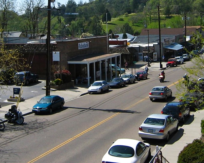 That classic car fits right into Julian's Wild West atmosphere perfectly.