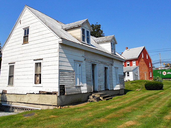 These weathered buildings have witnessed generations of Pennsylvania Dutch life, standing proud despite their well-earned wrinkles and character lines.