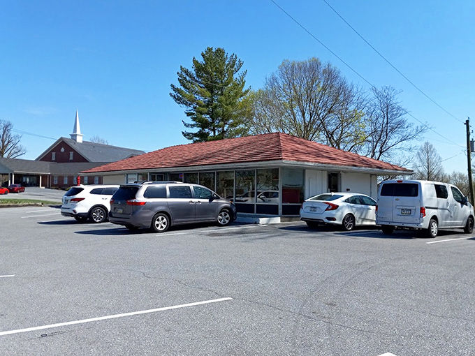 Those red and white accents practically sing "classic American comfort food" from the curb.