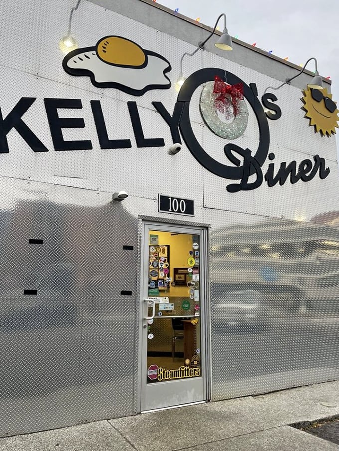 That giant egg and smiling sun logo tells you everything – Kelly O's takes breakfast seriously while keeping the atmosphere sunny-side up!