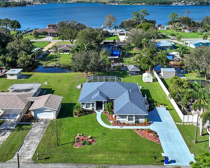 These lakeside neighborhoods make you understand why people retire to places like this paradise.