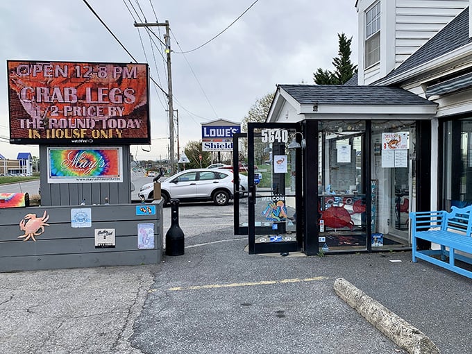Simple storefront, serious seafood - proving great crab cakes travel well beyond the Chesapeake Bay.