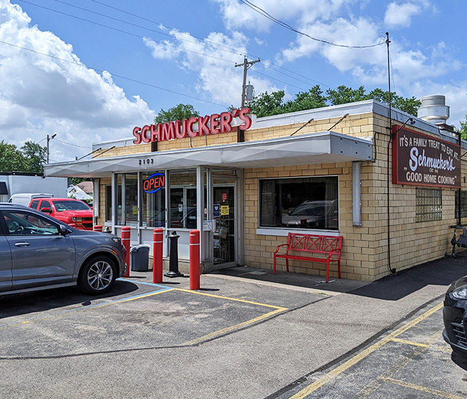 Classic diners like this understand that some traditions never go out of style, thankfully.