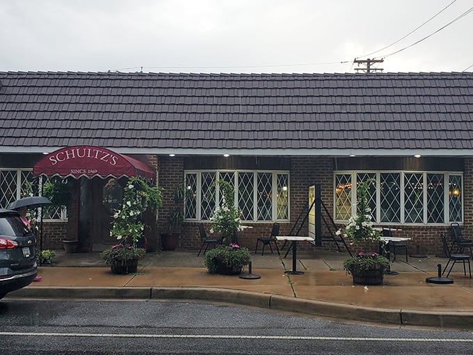 That cozy cottage look promises the kind of crab house where everyone becomes family.