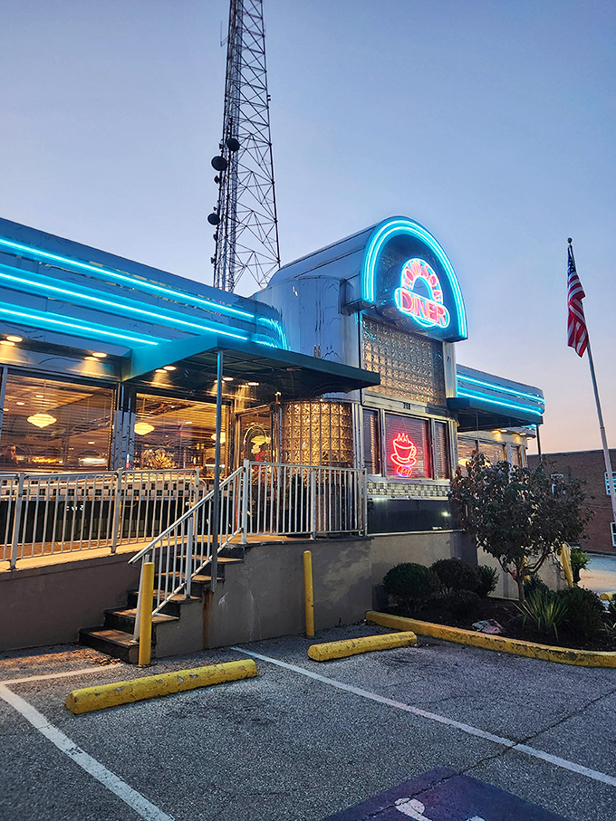 When the sun sets, Towson Diner's neon glow transforms it into the kind of place where pie solves all problems.