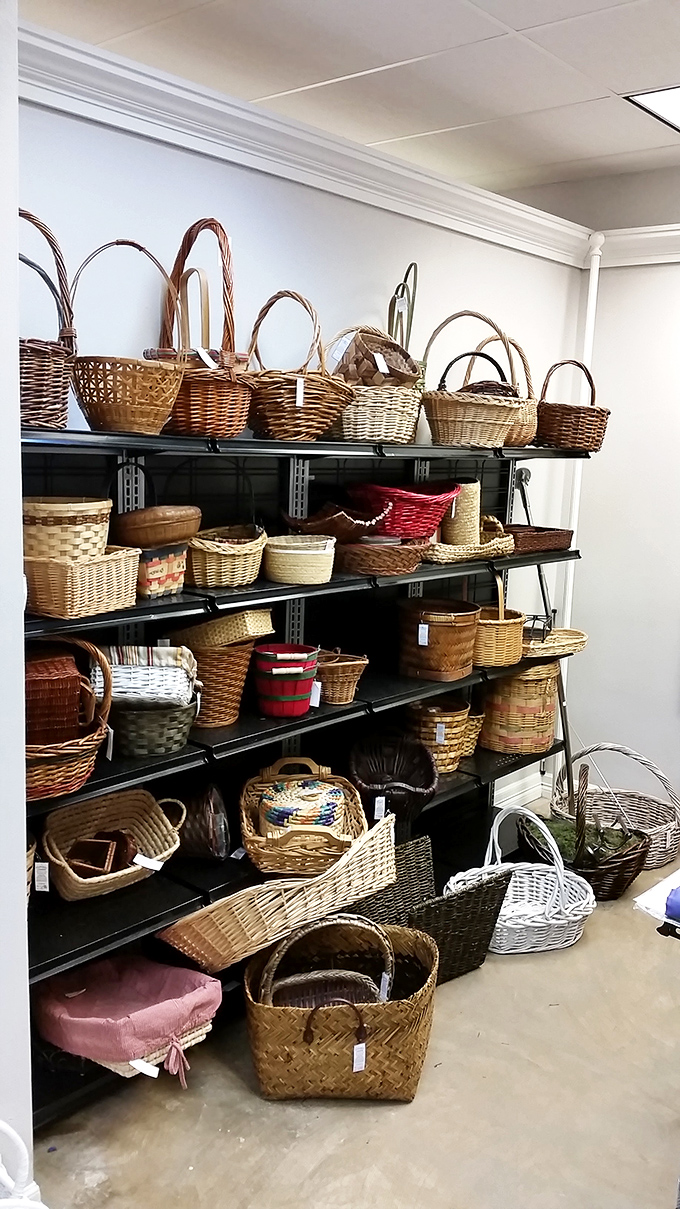 Basket paradise! From picnic-ready to decorative wall-hangers, these woven wonders are the multi-taskers of the home d&eacute;cor world.