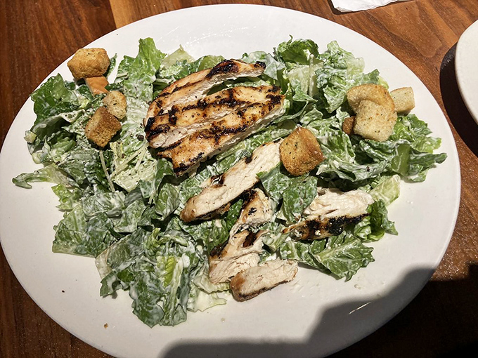 When a Caesar salad gets dressed up with perfectly grilled chicken, it transforms from supporting act to headliner status.