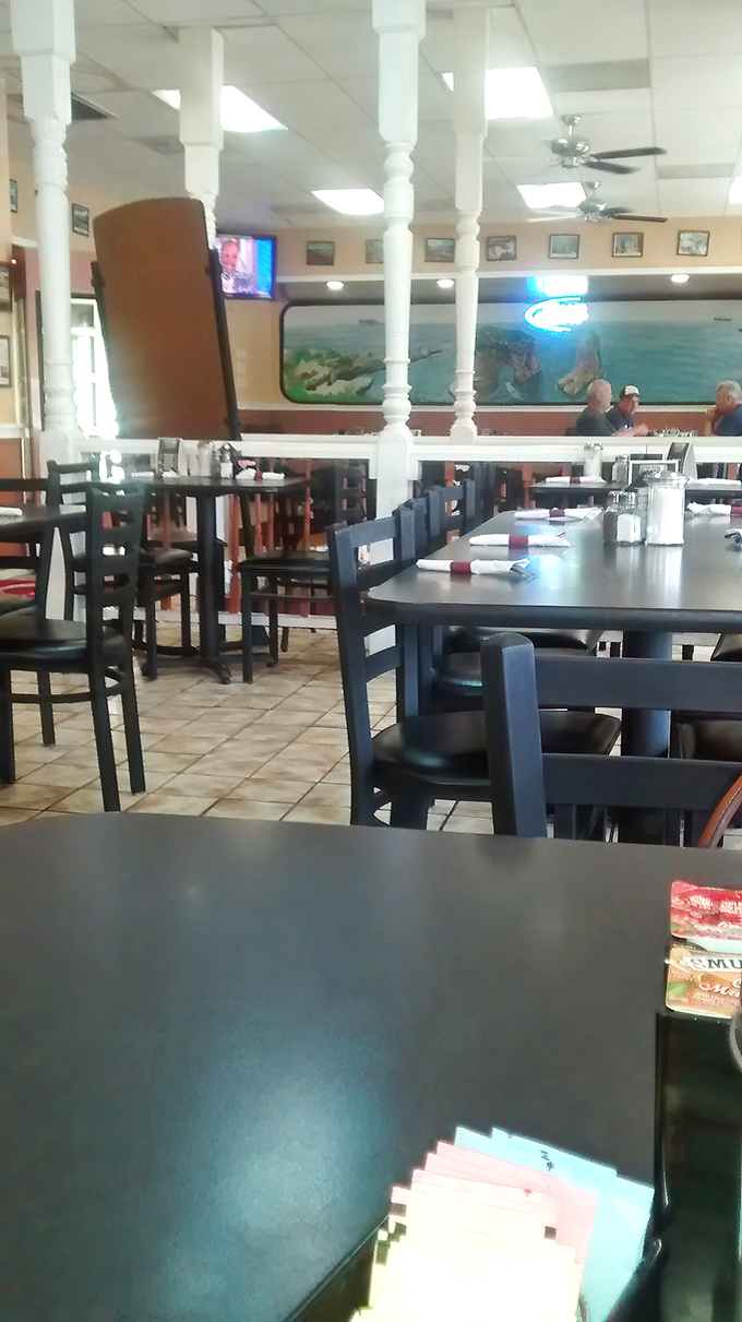 White columns and comfortable seating&mdash;like dining in a casual version of the White House, if the White House served incredible hash browns.