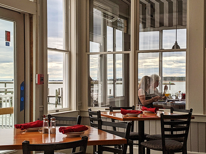 Window seats that turn lunch into theater, with the Chesapeake Bay providing all the drama you need. No ticket required, just an appetite.
