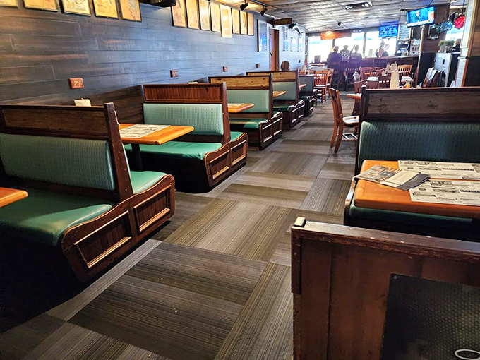 No white tablecloths here&mdash;just comfortable booths where countless seafood stories have been shared over decades.