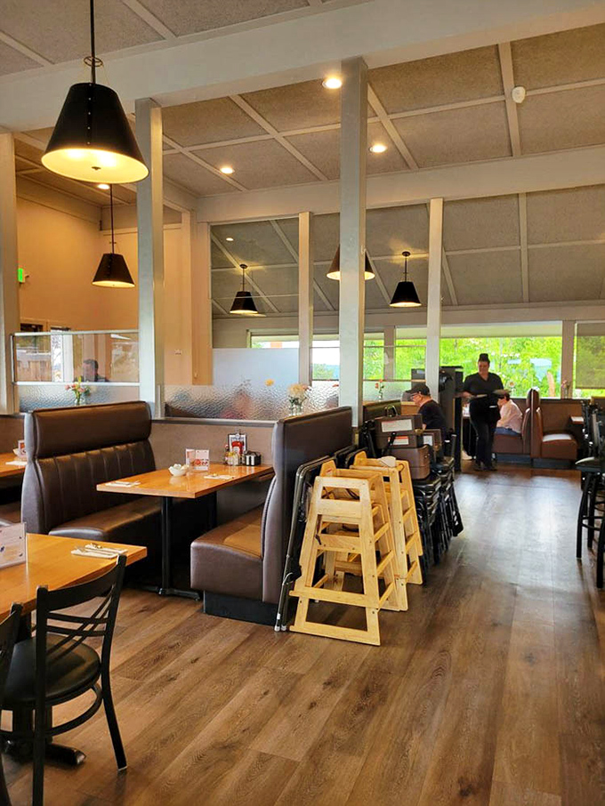 Cozy booths bathed in natural light create the perfect setting for everything from business lunches to "I need to tell you something" conversations.