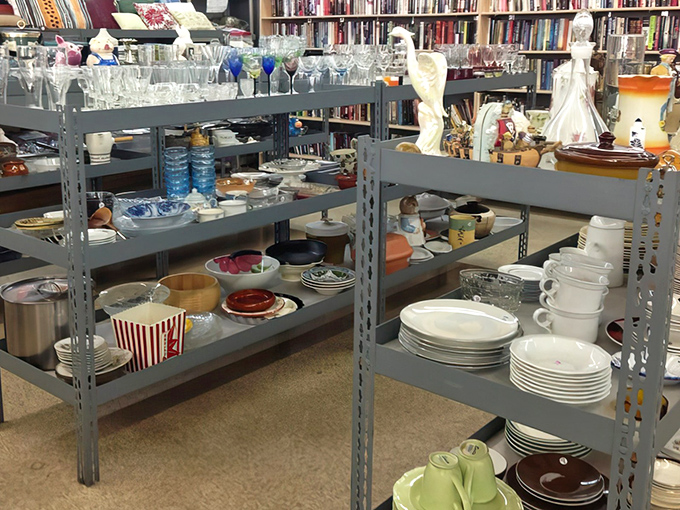 Kitchenware that's seen more family dinners than a Norman Rockwell painting, ready for an encore.