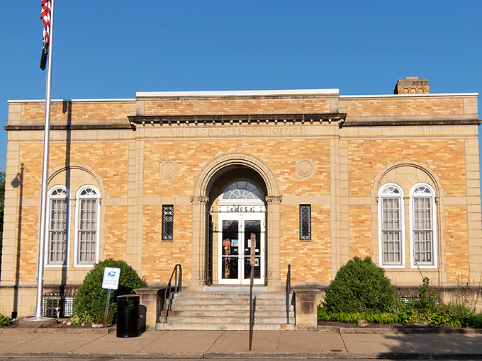 The town's postal office stands as a sturdy example of mid-century civic architecture, its symmetrical facade and arched entrance welcoming visitors with governmental gravitas.