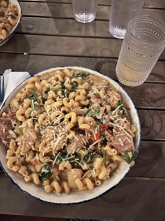 Seafood pasta that doesn't skimp on the good stuff. When pasta plays matchmaker between cream sauce and fresh seafood, everybody wins.