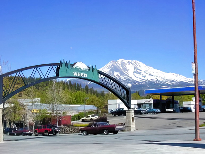 Another angle of that famous arch, because some things deserve a second look.
