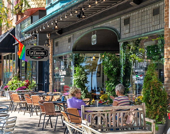 La Tavola's sidewalk dining isn't just about eating outdoors&mdash;it's about watching the world go by while twirling perfect pasta around your fork.