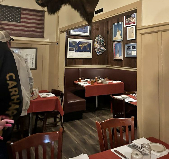 Cozy booths where memories are made between bites. The American flag and rustic d&eacute;cor remind you that great steakhouses are national treasures.