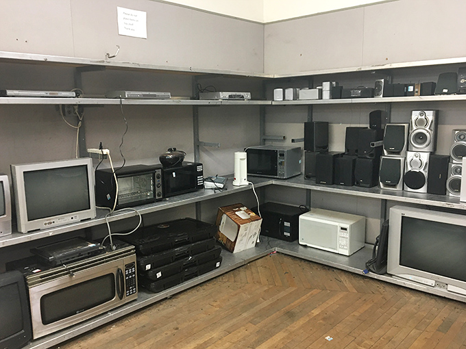 The electronics corner: where yesterday's technology finds today's tinkerers and tomorrow's retro enthusiasts.