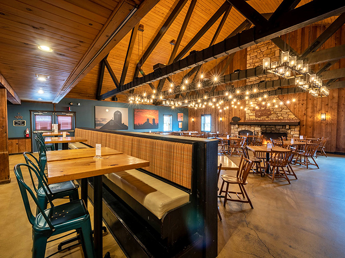 Exposed beams, pendant lighting, and wooden tables create an atmosphere where you can focus on what matters: the imminent arrival of smoked meat.