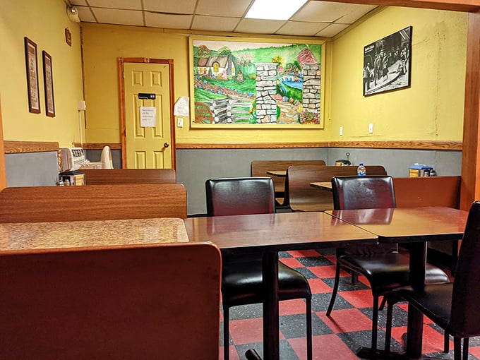 Simple, honest dining room where the focus stays where it should be&mdash;on the food. The mural adds a touch of old-country charm.
