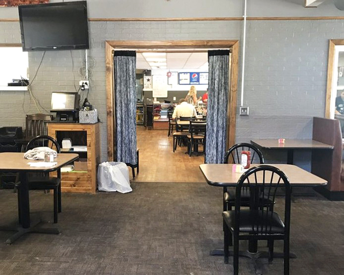 Simple tables, wooden doorframes, and zero pretension &ndash; just the kind of place where food does all the talking necessary.