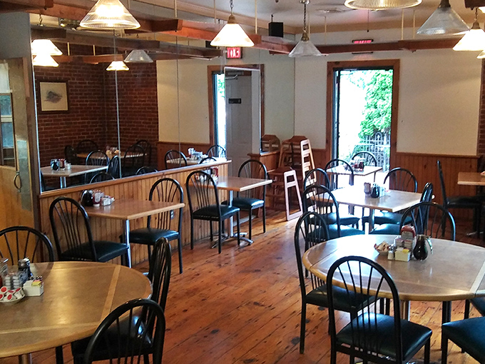 Simple tables, wooden floors, and pendant lights&mdash;the stage is set for breakfast theater where eggs are the stars.