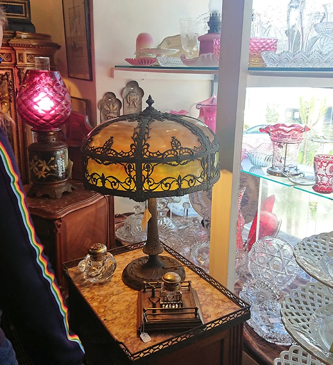 This isn't just a lamp; it's functional art. The amber glow through that intricate metalwork transforms any room into a sanctuary of warmth.