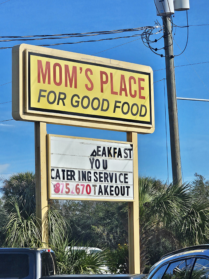 "Mom's Place For Good Food"&mdash;a sign that delivers exactly what it promises. No marketing gimmicks needed when generations of customers keep coming back.