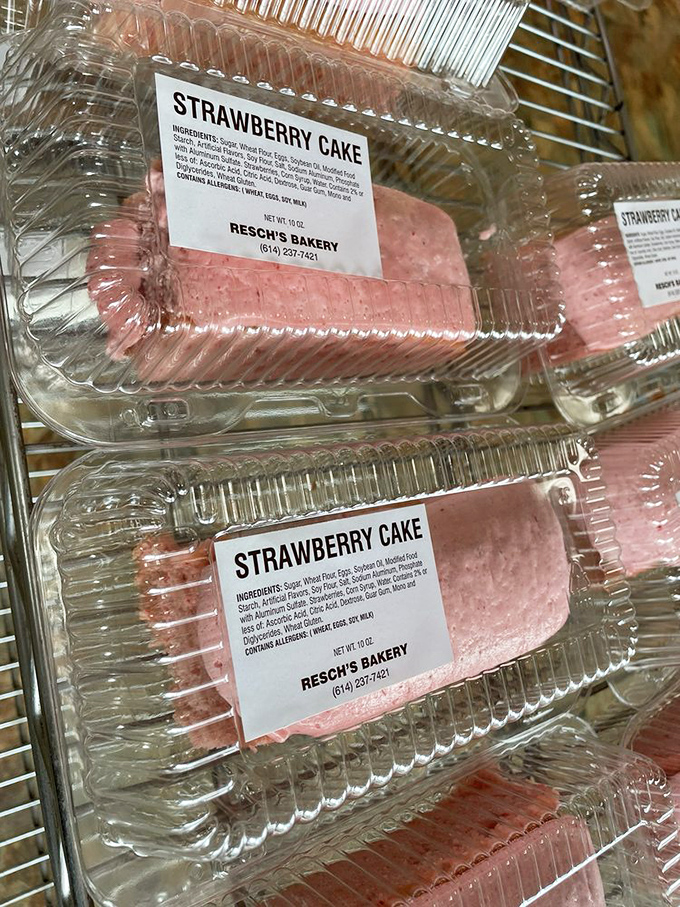 Strawberry cake that looks like it belongs at a 1950s dinner party – in the best possible way. Nostalgia you can actually taste.