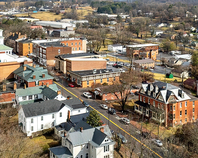 Abingdon's historic downtown looks like it was designed specifically for leisurely Sunday strolls and window shopping.
