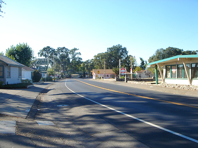 Jules Cottages and golf&mdash;Clearlake's version of "urban planning" involves plenty of sky, minimal traffic, and zero pretension. Perfection has a speed limit!