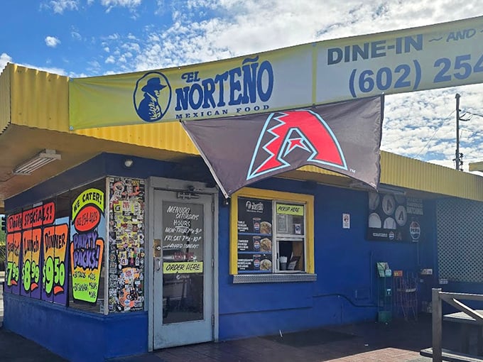 El Norte&ntilde;o's humble blue exterior hides chimichanga greatness. Like finding a sapphire in the rough&mdash;small but incredibly precious!