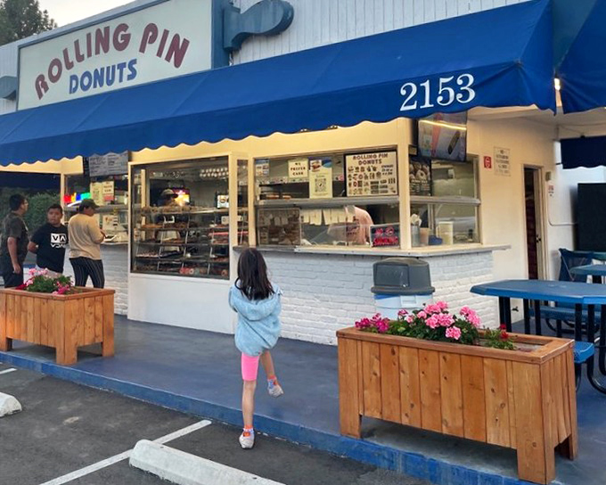 Blue and white stripes with flower boxes - someone here believes donuts deserve a cheerful, welcoming presentation.