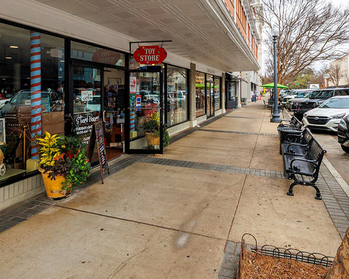 Downtown Thomasville offers the rare pleasure of outdoor dining where people-watching is the main course.