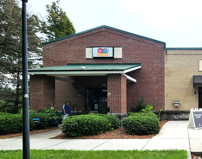 Green meets glazed! DonutMakes' neat landscaping complements their equally well-crafted donuts waiting just inside those doors.