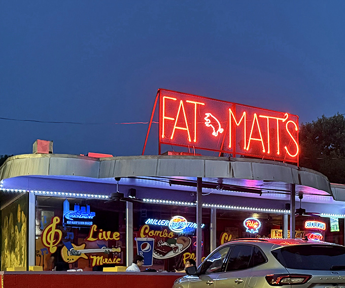 This colorful landmark glows like a barbecue beacon, promising blues music and ribs that fall off the bone.