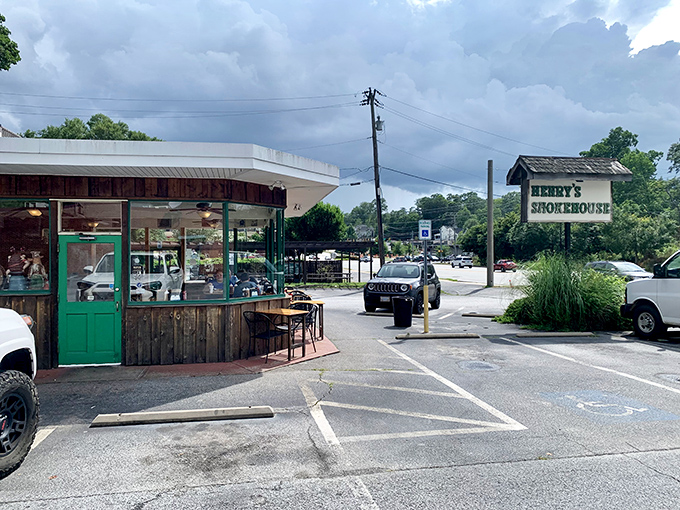 The humble sign at Henry's Smokehouse promises more flavor than flash &ndash; and delivers both.