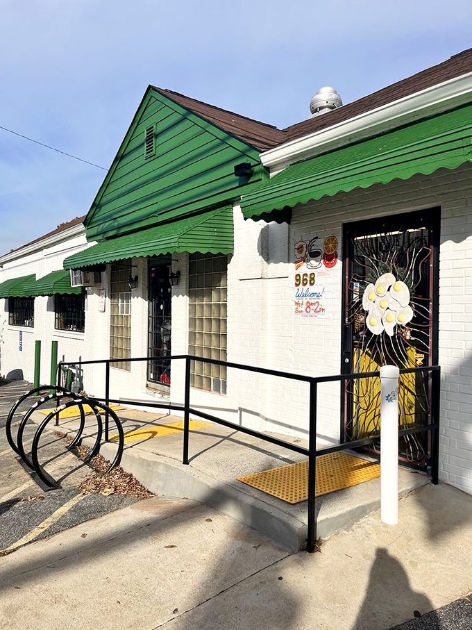 Simple green and white styling announces serious Southern cooking without any unnecessary fuss or pretentious flourishes whatsoever.