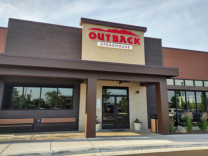 Sometimes familiar is fantastic, especially when the Bloomin' Onion arrives looking like edible fireworks every single time.
