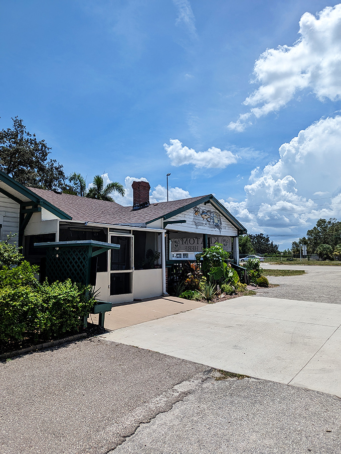 The little white-painted building with green trim at Peace River Seafood radiates old-Florida charm before you even step inside.