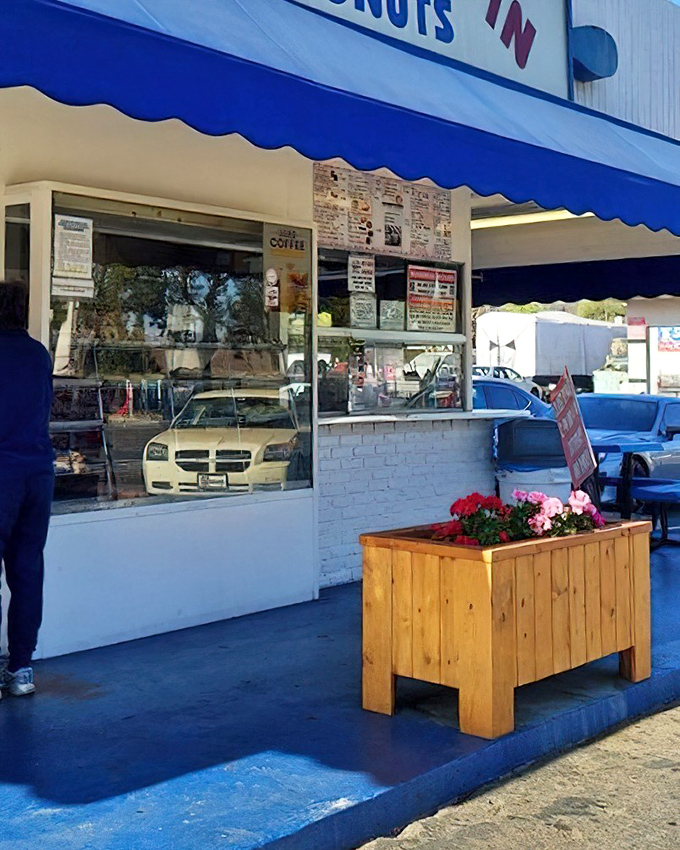 That open-air setup lets the aroma drift freely, creating the world's most effective advertising campaign imaginable.