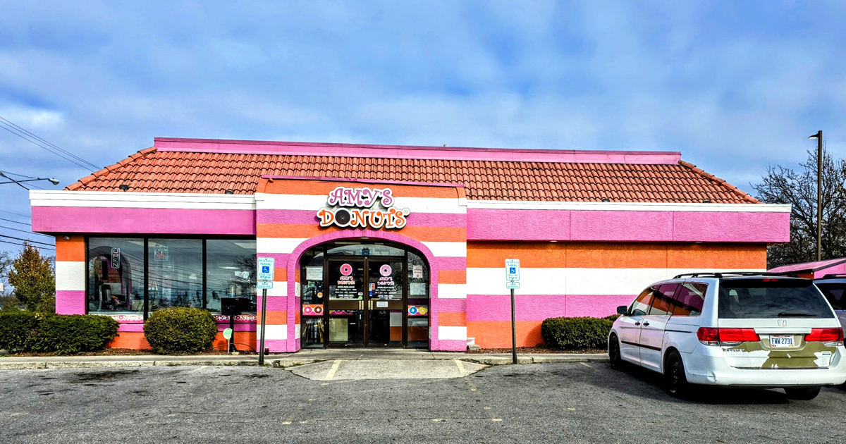 This Charming Donut Shop In Ohio Serves Up The Best Blueberry Fritter ...